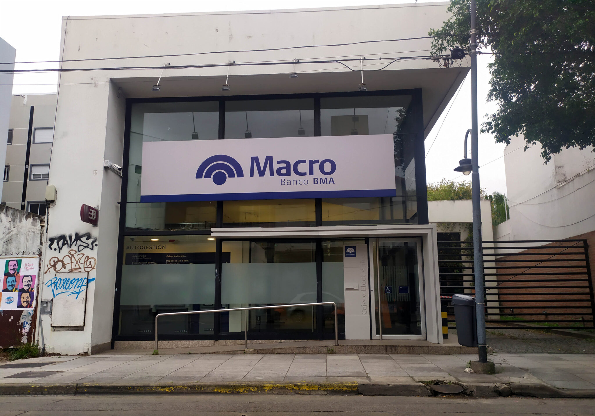 Cómo puedo comunicarme con el Banco Macro desde Argentina